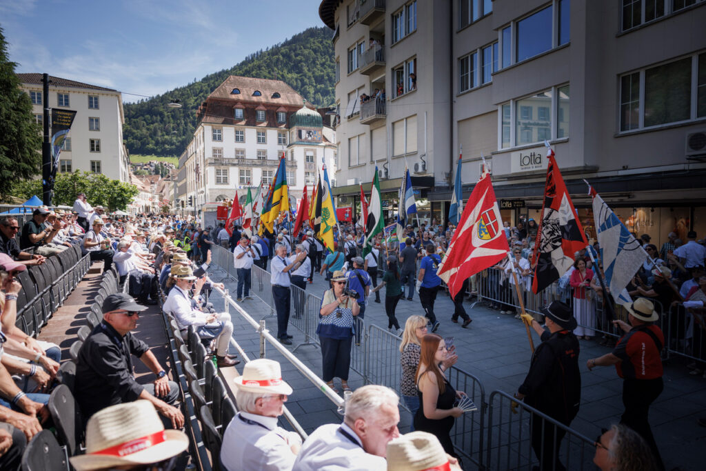8000 Zuschauer verfolgen den Festumzug - Eidgenössisches Schützenfest